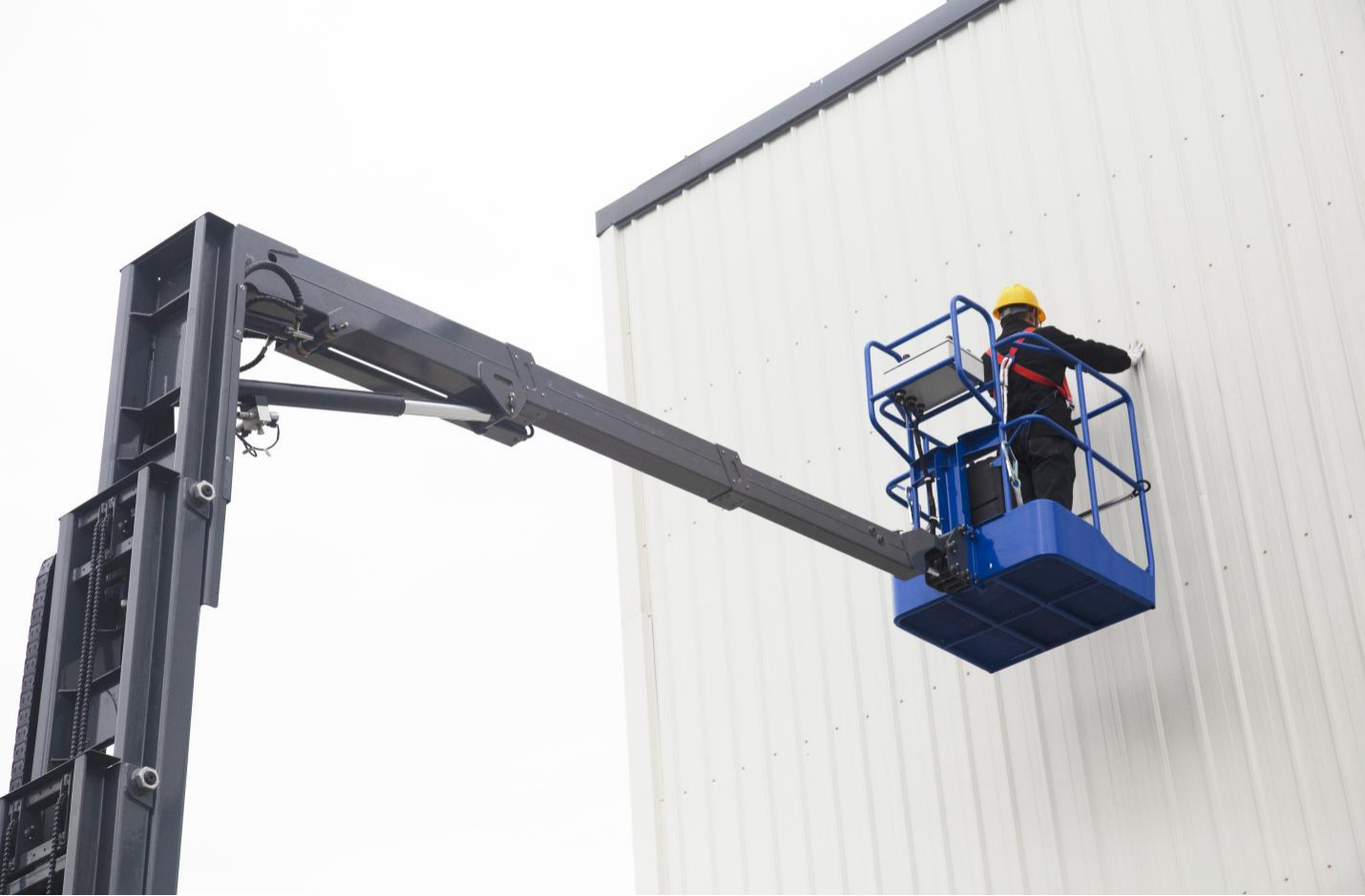 What Is the Difference Between a Vertical Mast and a Scissor Lift? | HYNEE