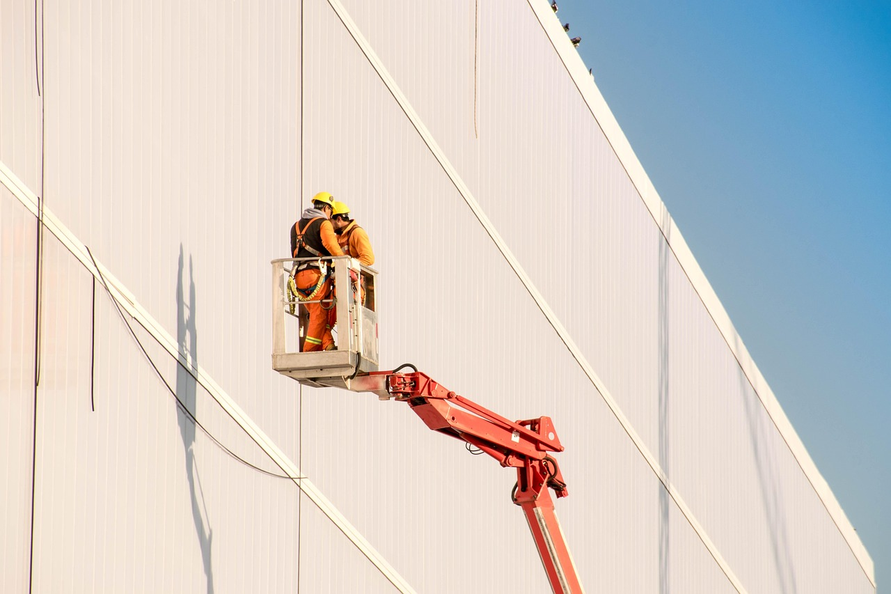 The Role of Vertical Mast Lifts in Modern Construction | HYNEE