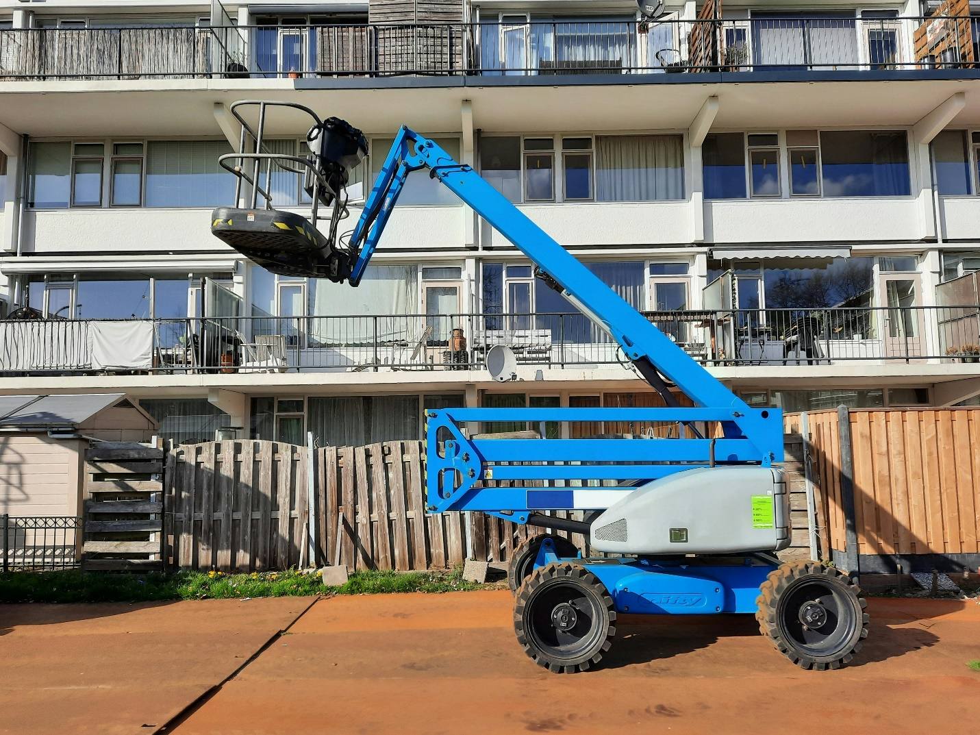 Top 10 Benefits of Using Mast Boom Lifts on Job Sites | HYNEE